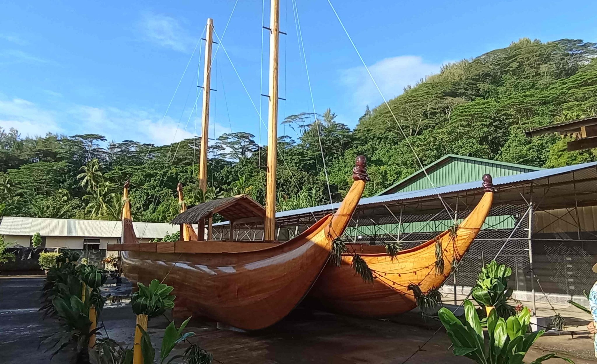 La pirogue double de la place Tu Mârama à l’abandon ? - Tahitinews.co